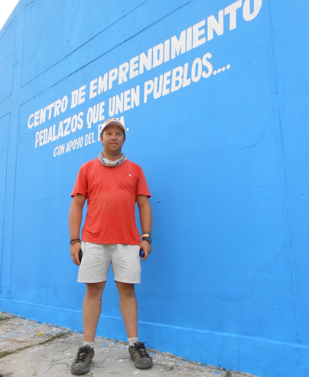 Un hombre que pedalea por la educación de los niños del Caribe ...