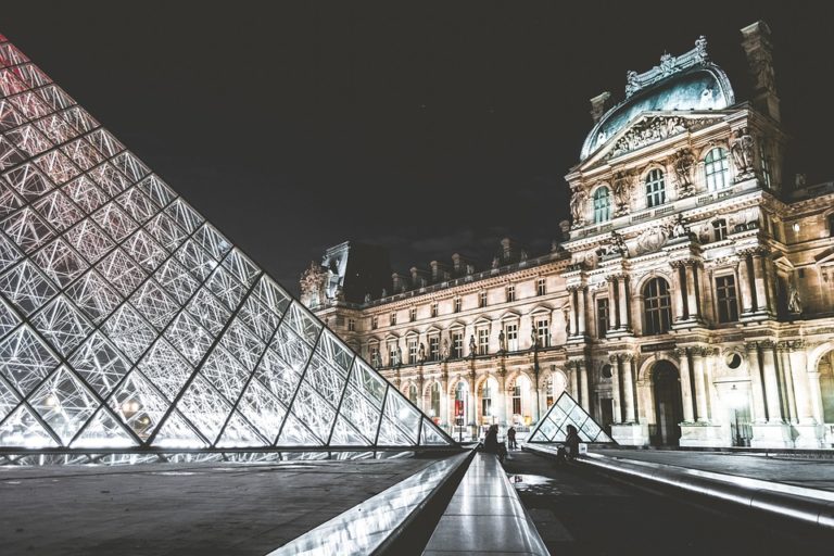 El 8 de noviembre de 1793 el Museo del Louvre abre sus puertas al ...