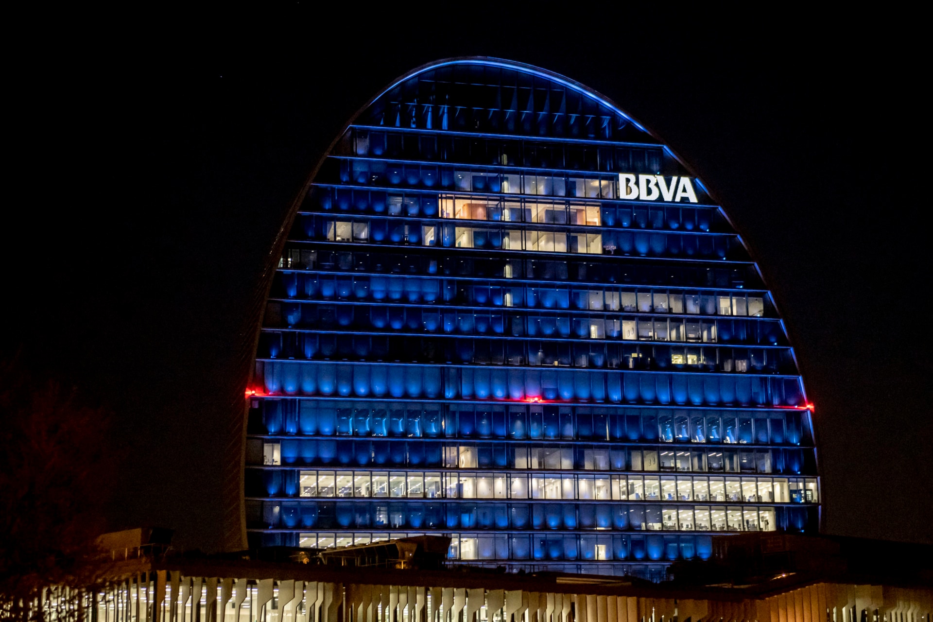 BBVA ilumina La Vela de azul para dar visibilidad al autismo