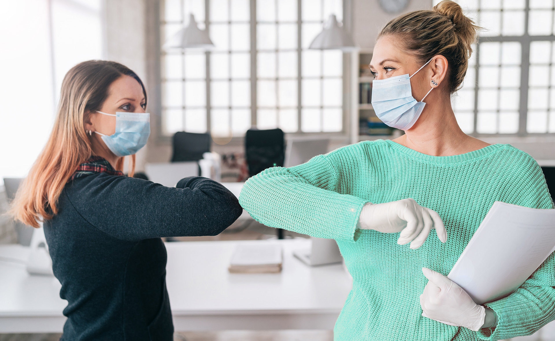 Del beso a la distancia social impuesta por el coronavirus