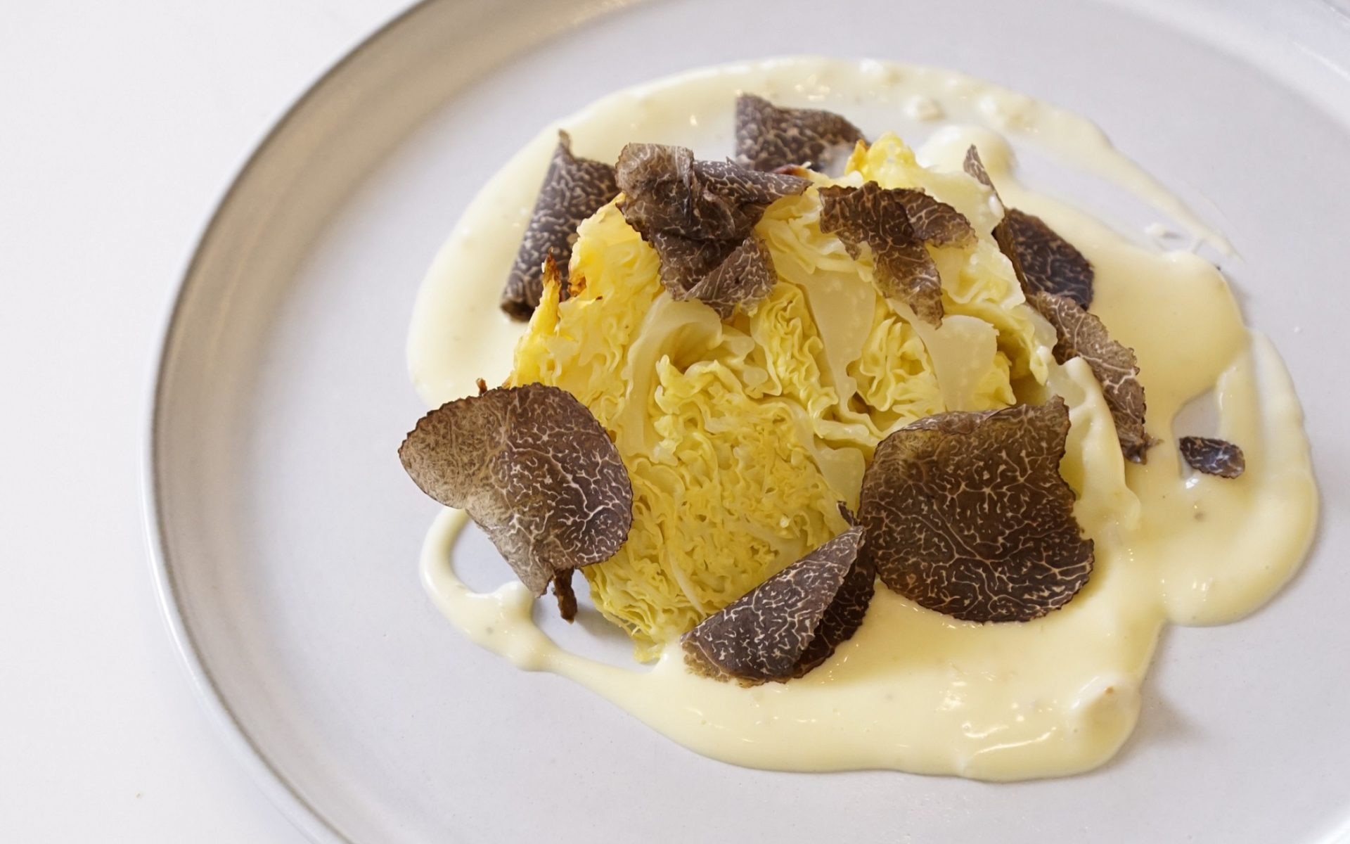 Receta de col entera al horno con salsa de mantequilla blanca y trufa ...