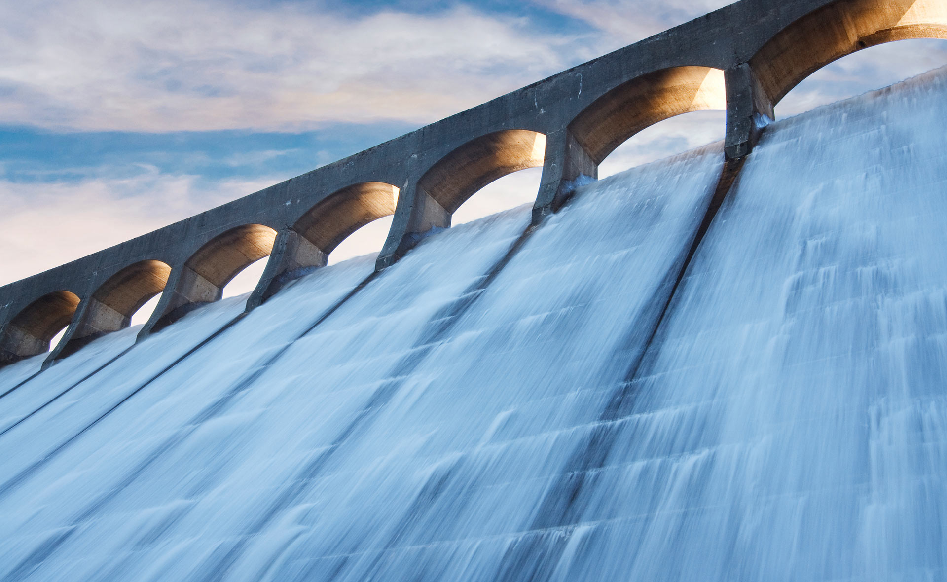 Así funciona una central hidroeléctrica: la fuerza del agua en movimiento Así funciona una central hidroeléctrica: la fuerza del agua en movimiento