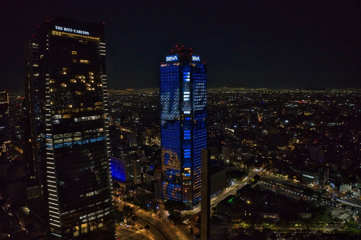 La Torre BBVA México se ilumina con el lanzamiento de “Otra noche” de Los Ángeles Azules | BBVA