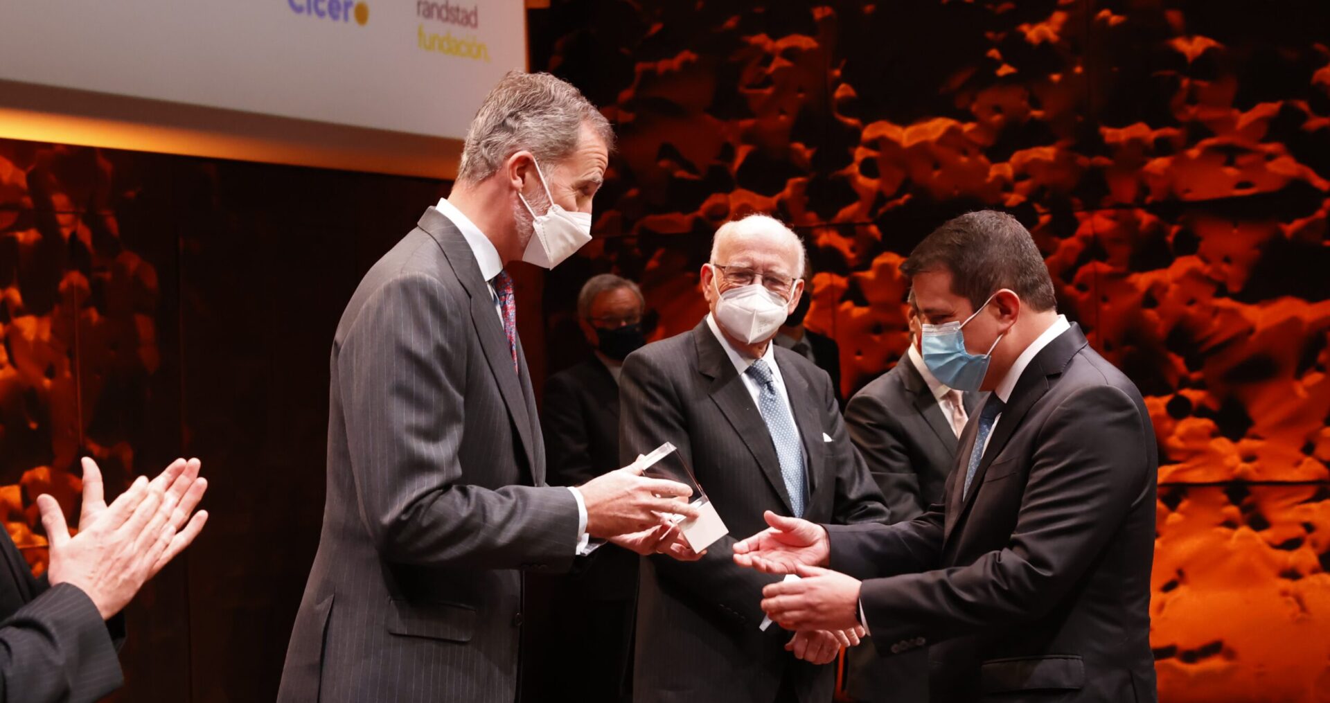 El rey entrega el Premio CODESPA a Bancamía, entidad colombiana de la FMBBVA