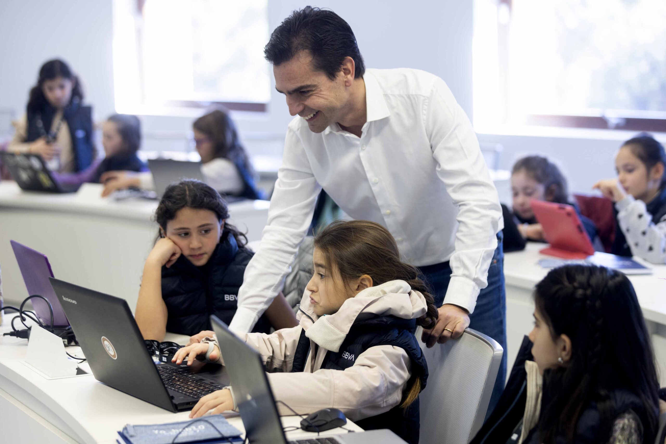 Estudiantes de programación mejorarán la app de menores de BBVA