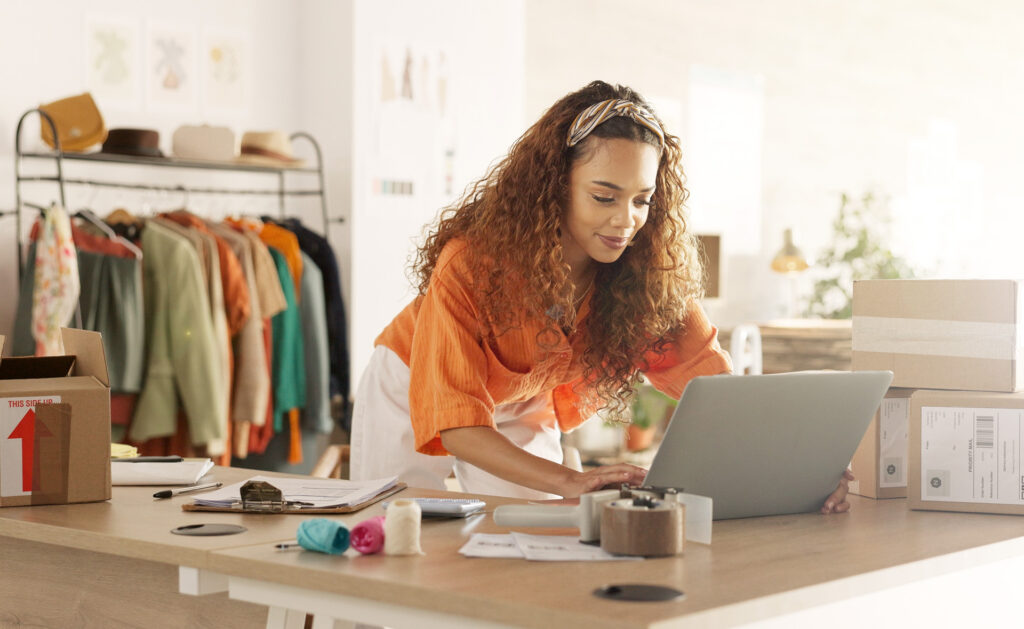 ¿Cómo se puede emprender un negocio de venta de ropa?