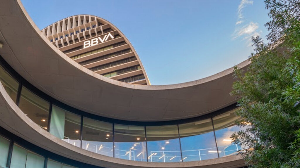 BBVA destinó casi 600 millones de euros a iniciativas sociales entre 2021 y 2024