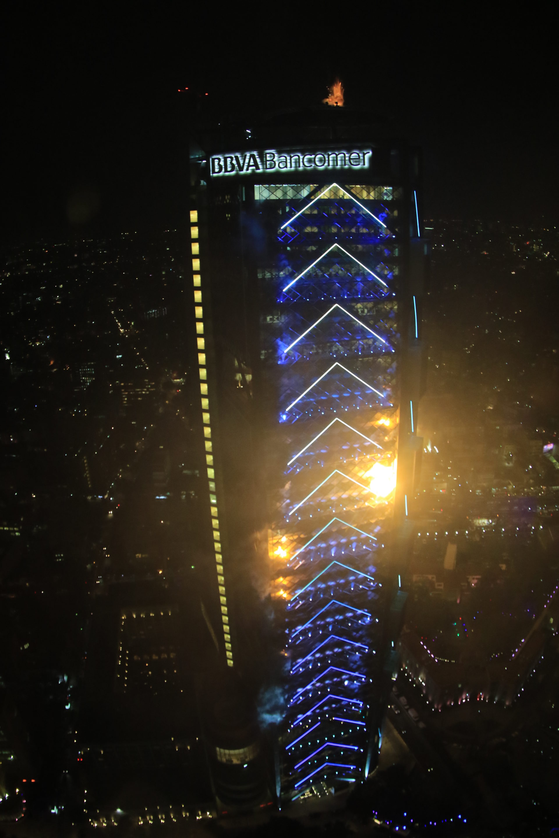 Francisco González and Mexican President Enrique Peña Nieto unveil the ...